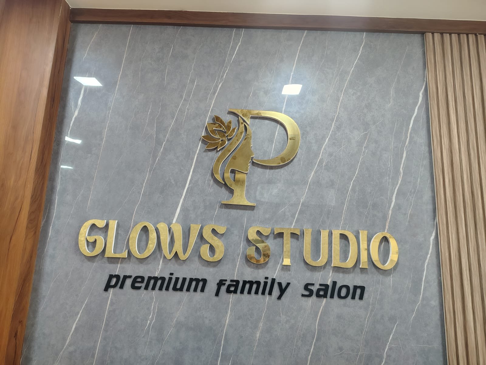Glows Studio – Premium Family Saloon - Availableo